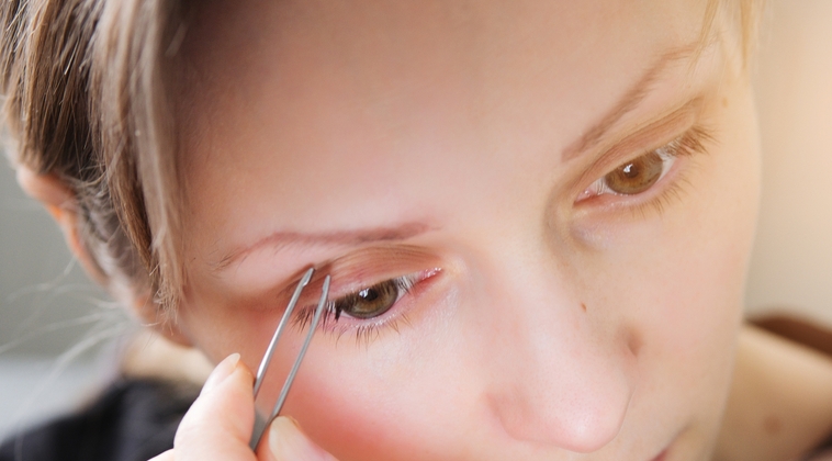 Graphic simulation shows what really happens when you pluck a hair from ... Graphic simulation shows what really happens when you pluck a hair from ...