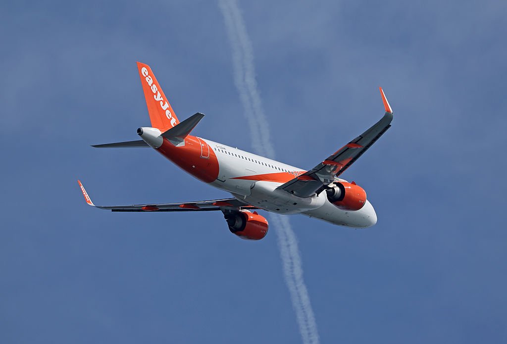 EasyJet passenger dies mid-flight despite 50-minute fight by passengers ...